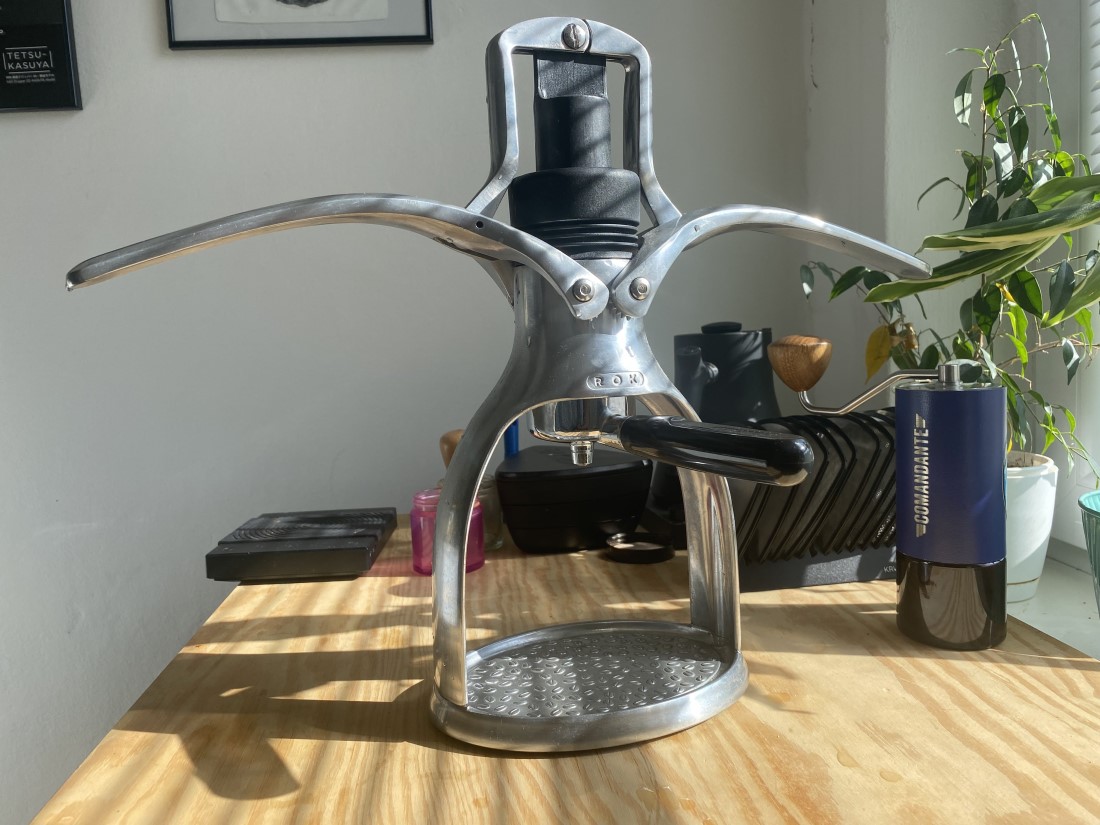 Recenzia ROK espresso: Nezničiteľný manuálny kávovar - Blog o káve